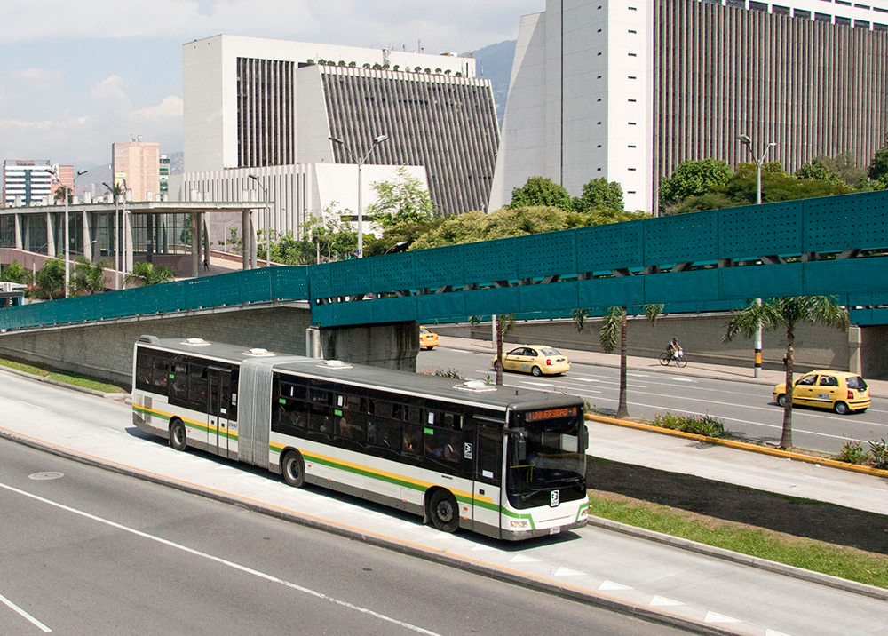 En nueva flota eléctrica de Metroplús tendrá WiFi y hasta podrá cargar el celular - BluRadio
