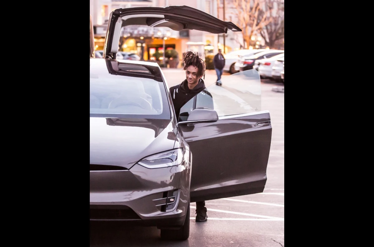 Jaden Smith presume en Instagram su primer auto, un Tesla Model X ...