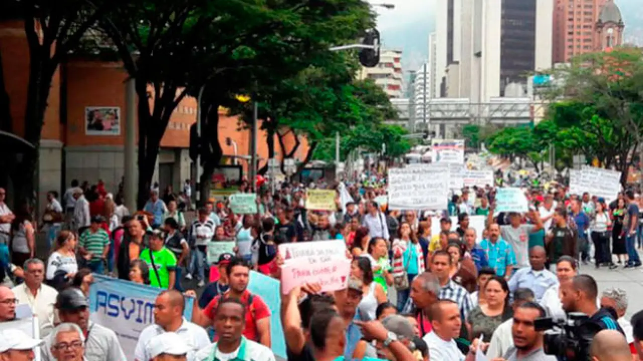 Venteros ambulantes protestan en Medellín por plan de renovación del ...