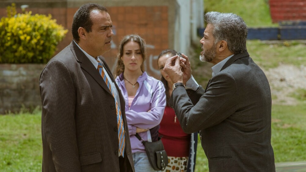 Capítulo 42 La Gloria de Lucho: El concejal y Everardo protagonizarán una pelea callejera ...