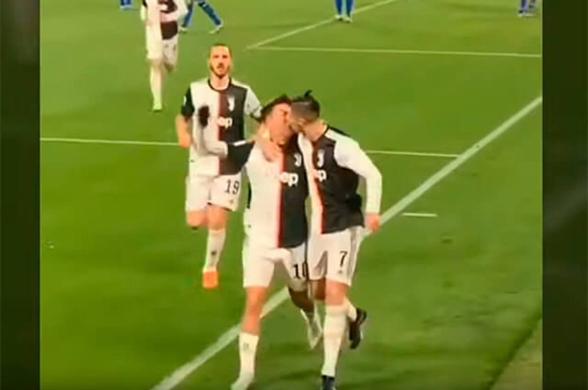 ¡upa Cristiano Ronaldo Besó A Dybala Al Celebrar Un Gol Con La Juventus