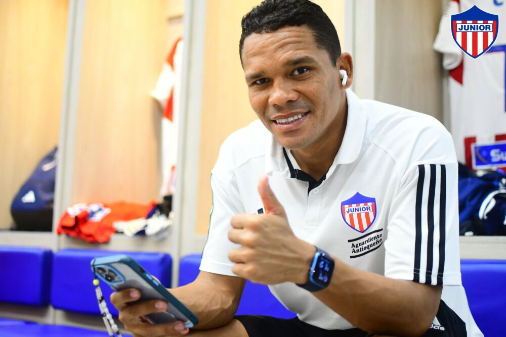 A Carlos Bacca no le sale una: el delantero marcó un gol y el VAR se lo anuló - GolCaracol