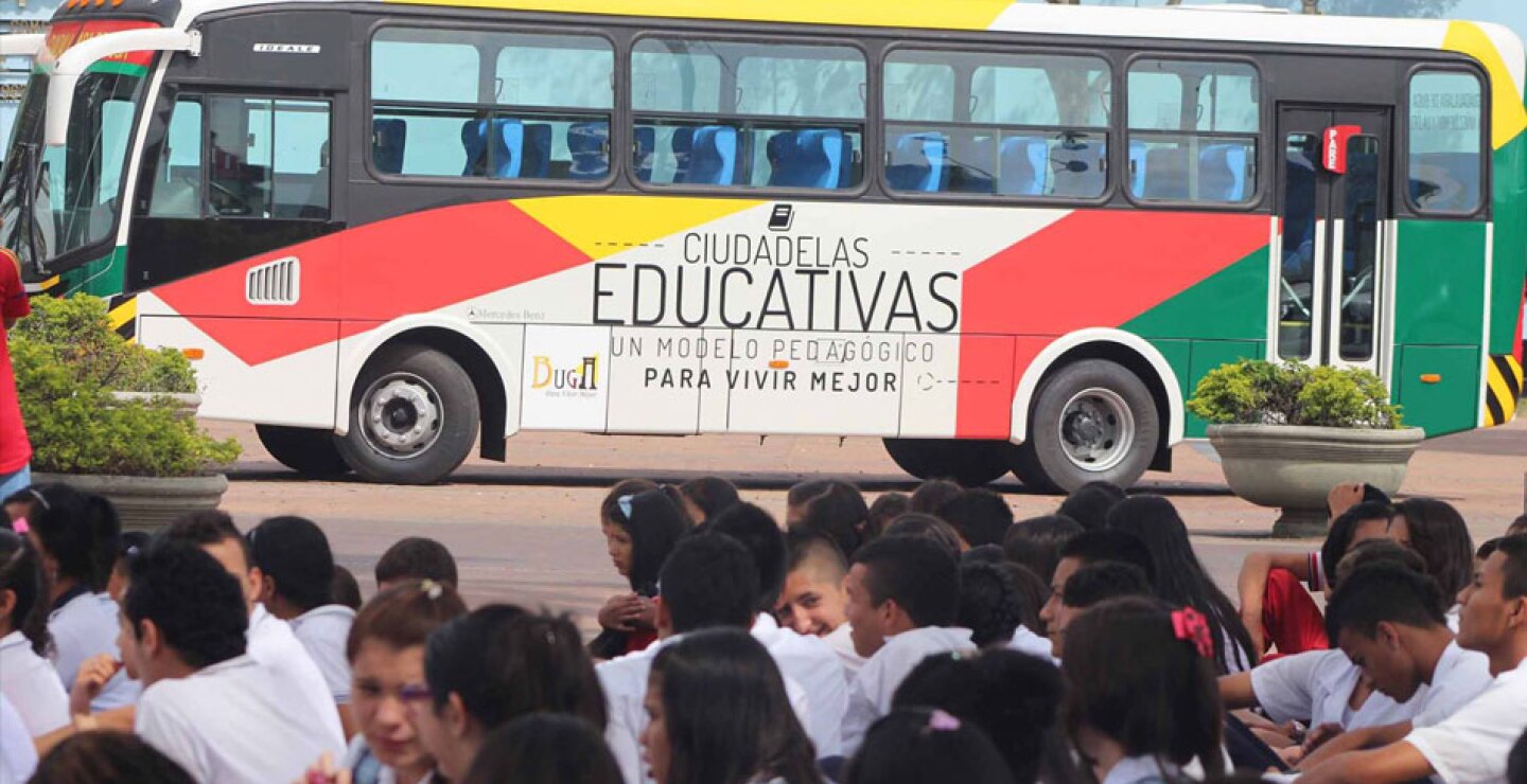 Moderno bus garantiza trasporte a alumnos de ciudadelas educativas en ...