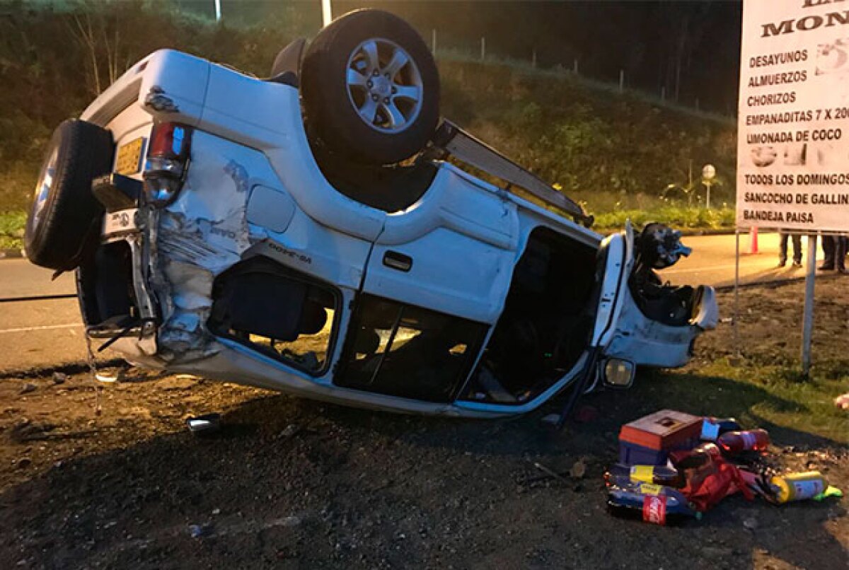Impresionante volcamiento de un vehículo en vía Las Palmas