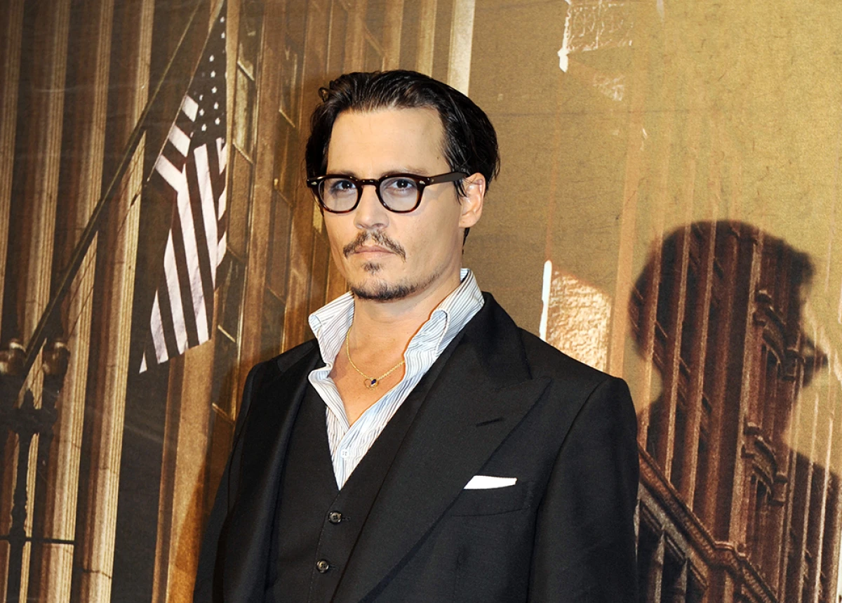 Johnny Deep se MOJÓ por sus fans en Venecia - LaKalle