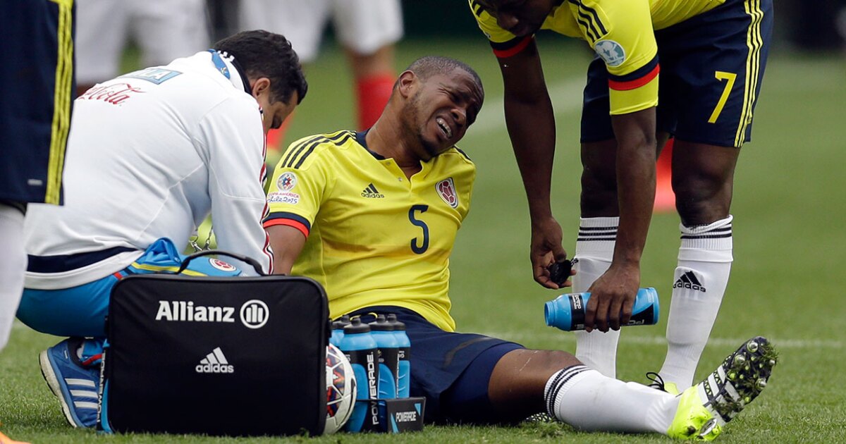 Edwin Valencia tuvo que abandonar el juego ante Perú por lesión ...