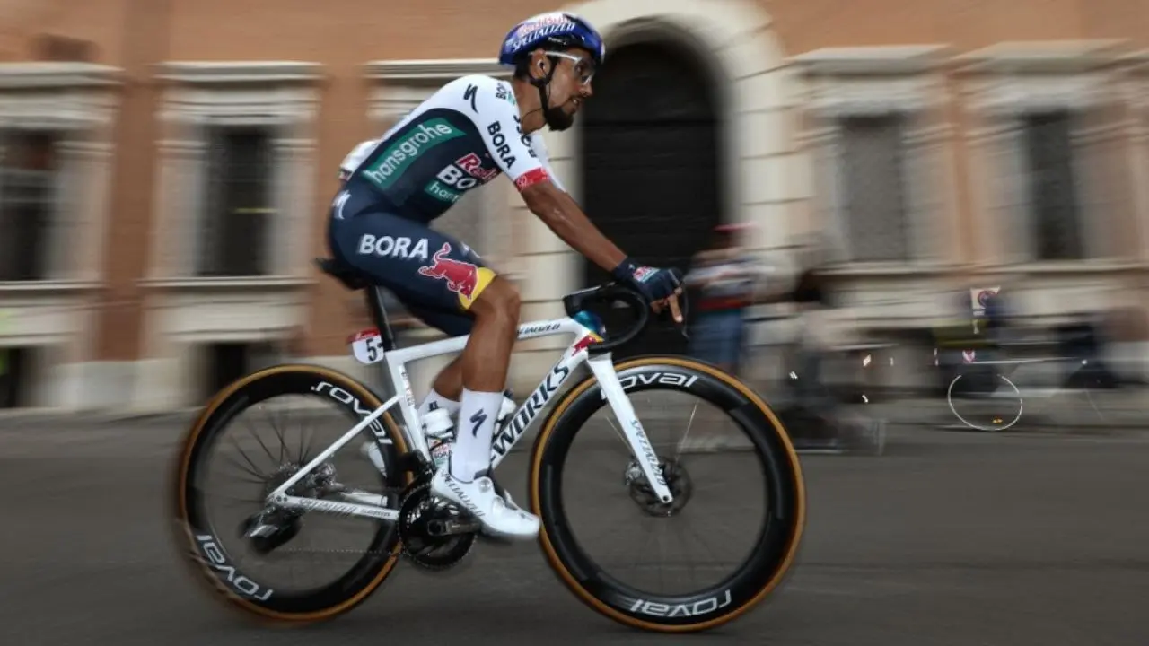 Giro de Italia 2025: el susto que Daniel Felipe Martínez le dio a un ...