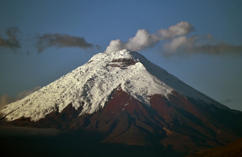 Volcán Cotopaxi en Ecuador lanzó una columna de gas y ceniza de 800 metros de alto - BluRadio
