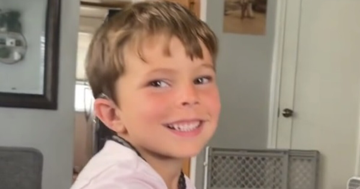 Emotivo video: niño sordo se emociona al ver un programa infantil en lengua de señas - LaKalle