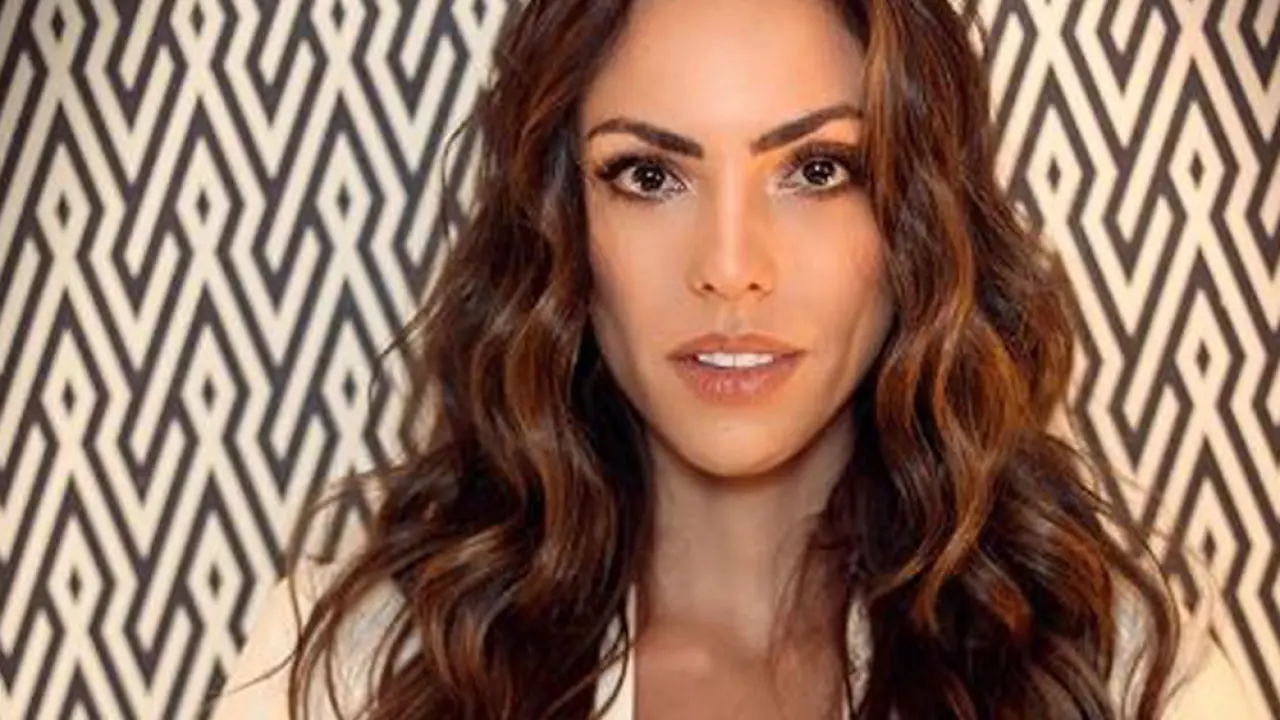 ¡Atrevida! Eileen Roca se quitó la pijama y usó un brasier transparente ...