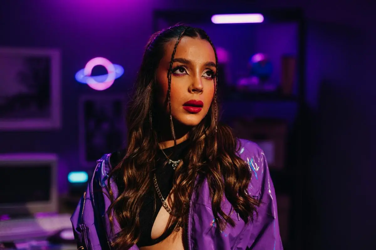 Valary estrena su álbum debut 'Mi Primer Amor' tras superar varios ...