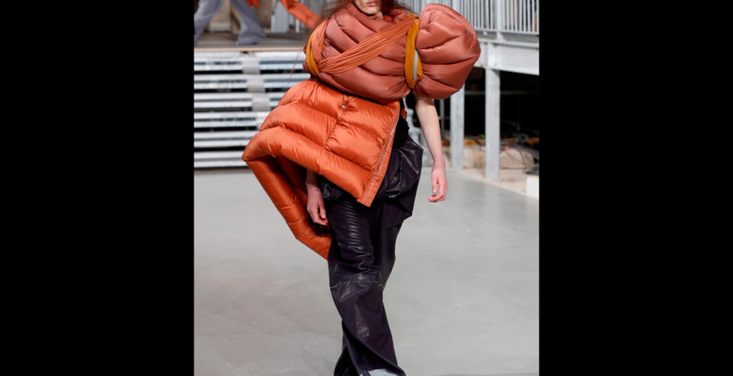 ¡Moda que sí incomoda! Estrafalarios diseños desfilan por pasarela de ...