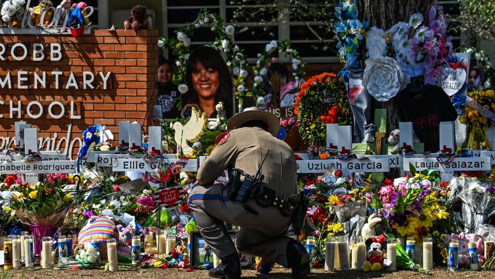Masacre en Uvalde: oficial avanzó hacia el pistolero, pero sus compañeros no lo siguieron - BluRadio