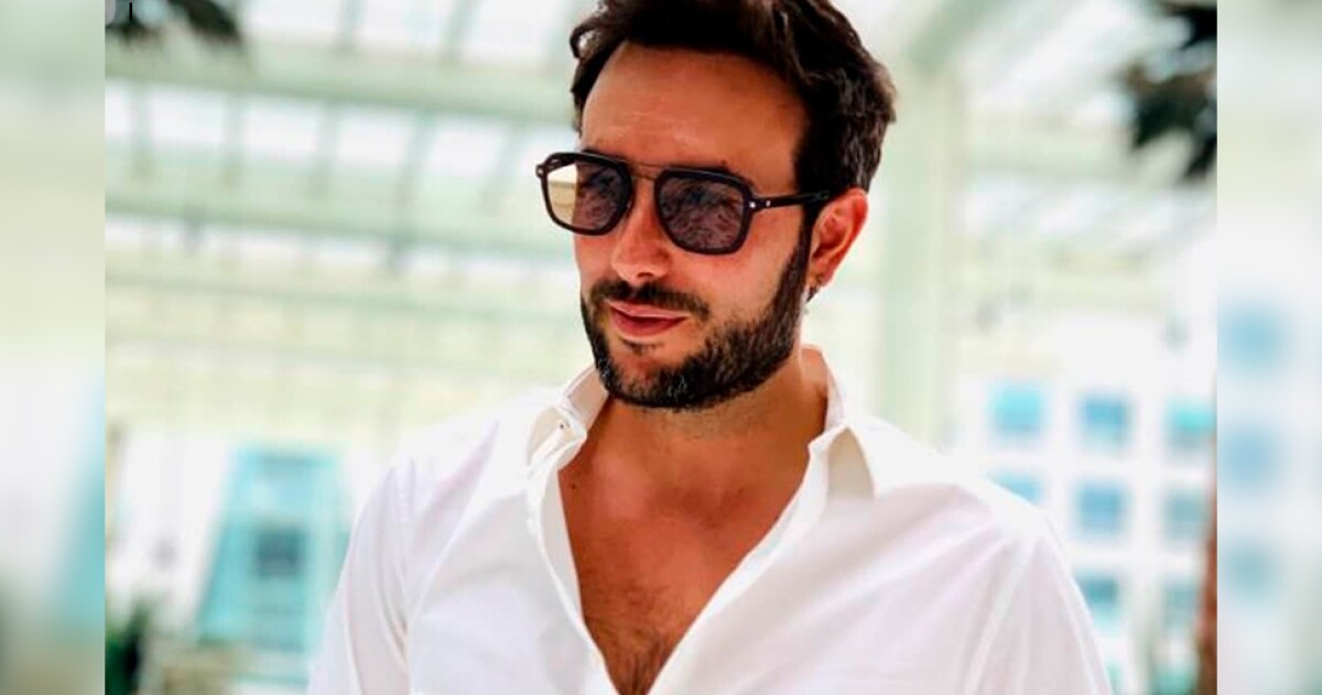 Sebastián Martínez celebra sus dos millones de seguidores cantando