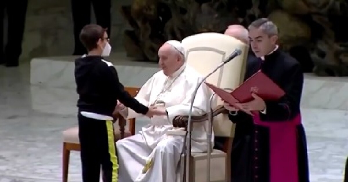 Papa Francisco se puso a jugar con un niño en plena audiencia; hasta le ... Papa Francisco se puso a jugar con un niño en plena audiencia; hasta le ...