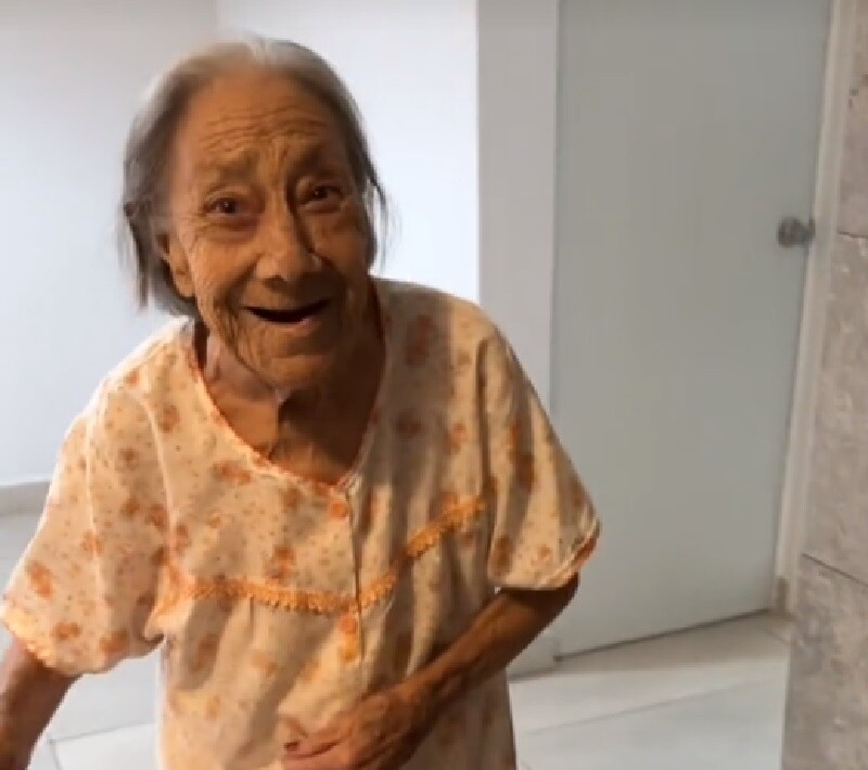 Abuelita Cautiva Con Su Adorable Reacción Cuando Alexa Reproduce Su